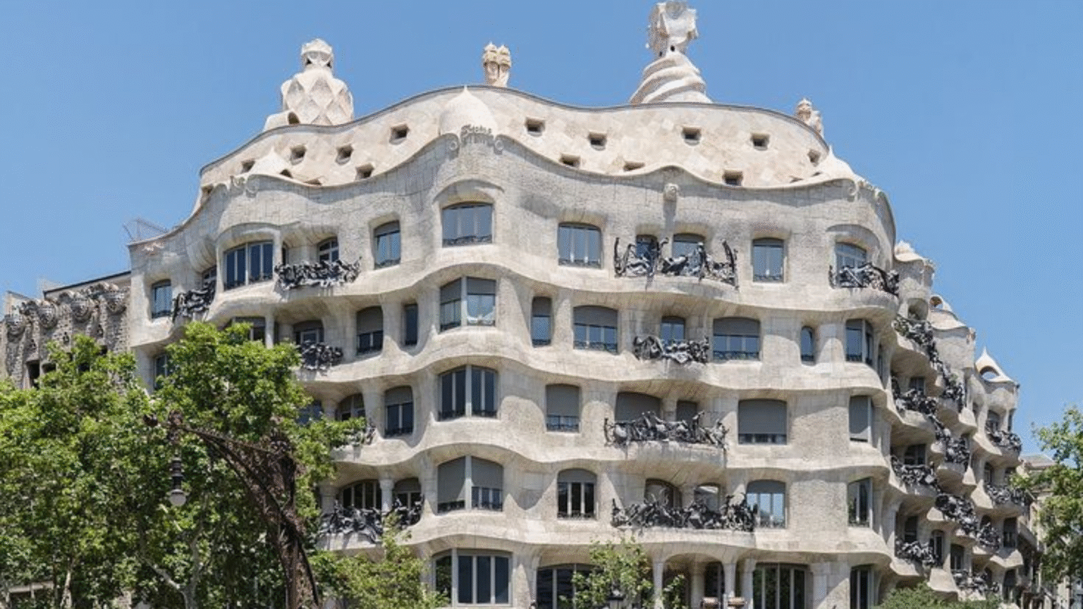 Gaudí Architecture: Iconic Modernist Designs, Organic Forms